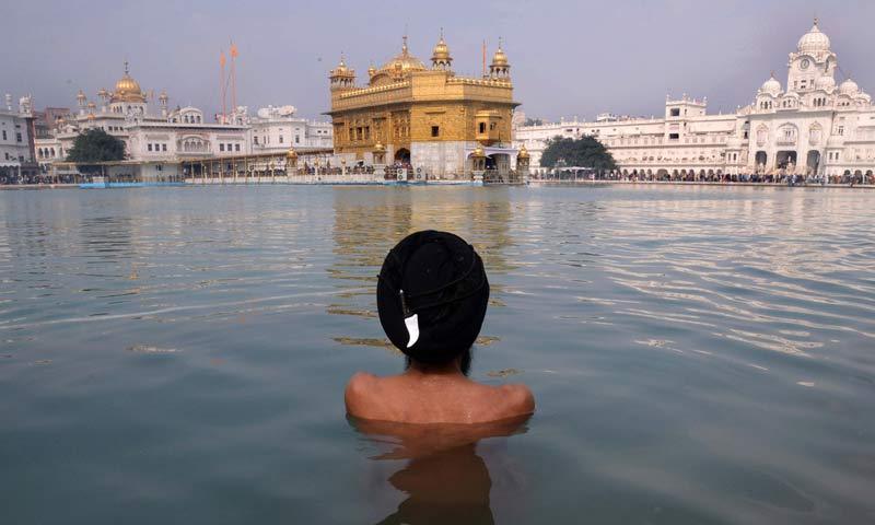 Sword fight at India's Golden Temple on raid anniversary - World - DAWN.COM