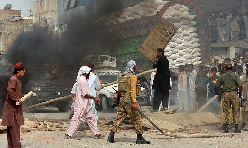 IDPs protest food shortage in Bannu - Pakistan - DAWN.COM