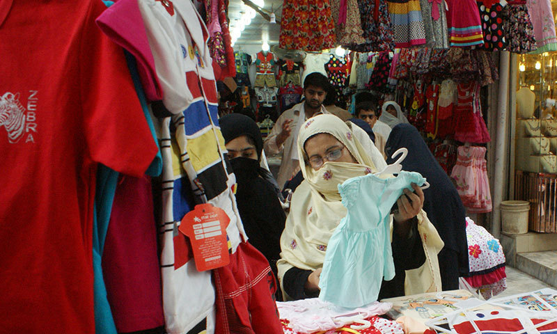 Bustling bazaars beckon Eid shoppers - Pakistan - DAWN.COM