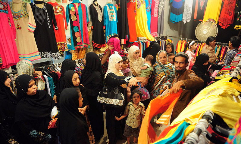 Bustling bazaars beckon Eid shoppers - Pakistan - DAWN.COM