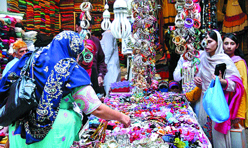 Bazaars buzz with Eid shoppers despite outages, humidity - Pakistan ...