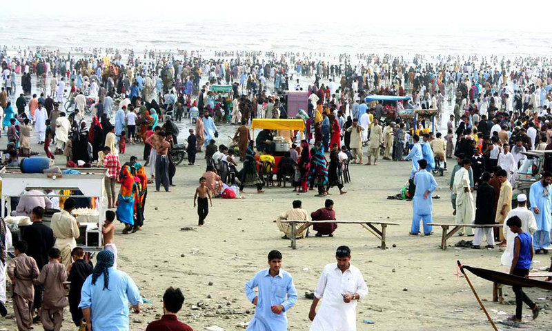 High tide engulfs Karachi's seaside picnickers - Pakistan - DAWN.COM