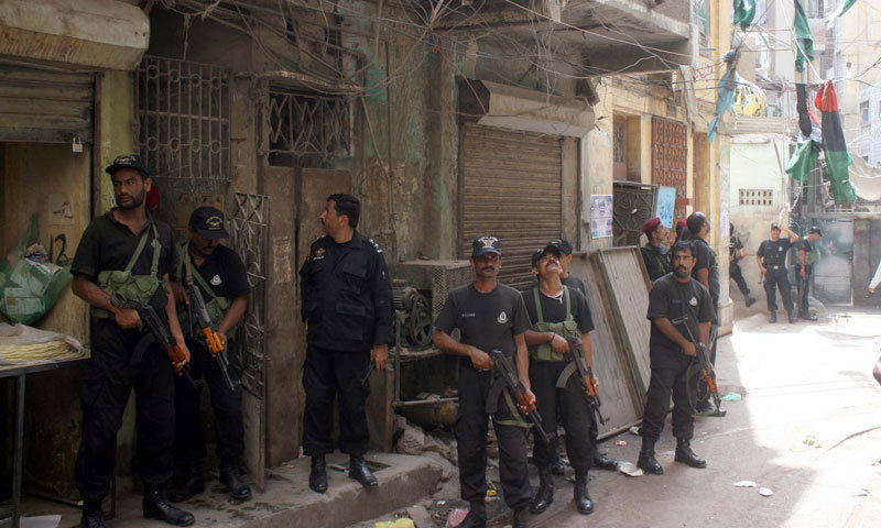 Policemen risk their lives by defying SOP for patrolling - Pakistan ...