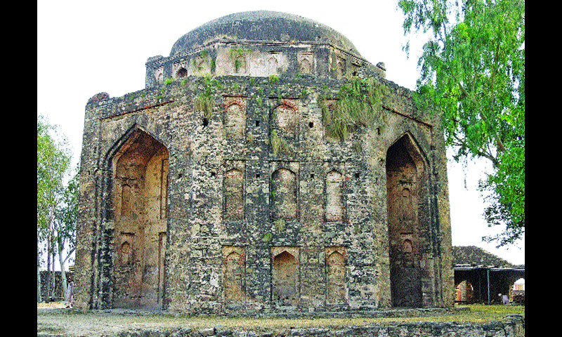 The majestic Rawat Fort - Newspaper - DAWN.COM