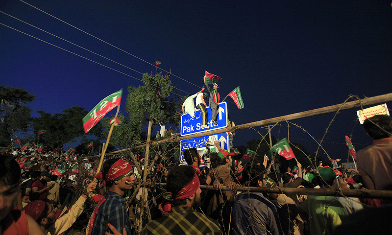 Protesters march towards Red Zone - Pakistan - DAWN.COM