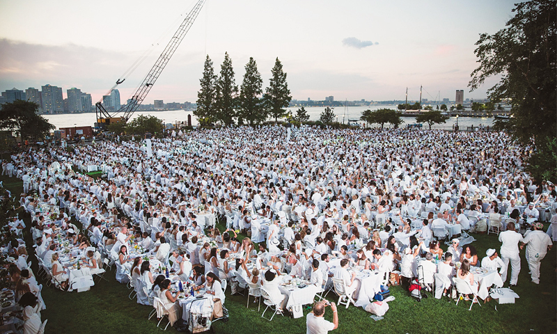 ‘Dinner in White’ tradition sparkles in New York - Newspaper - DAWN.COM