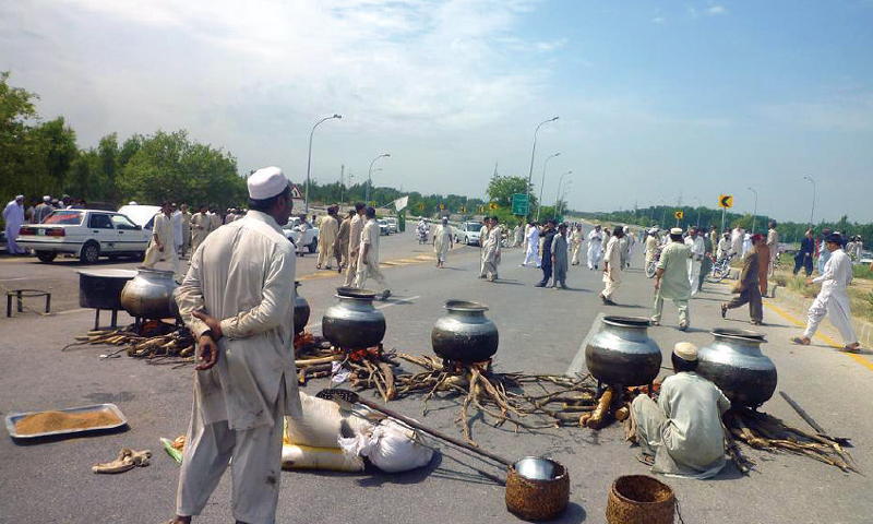 PTI workers block motorway - Pakistan - DAWN.COM