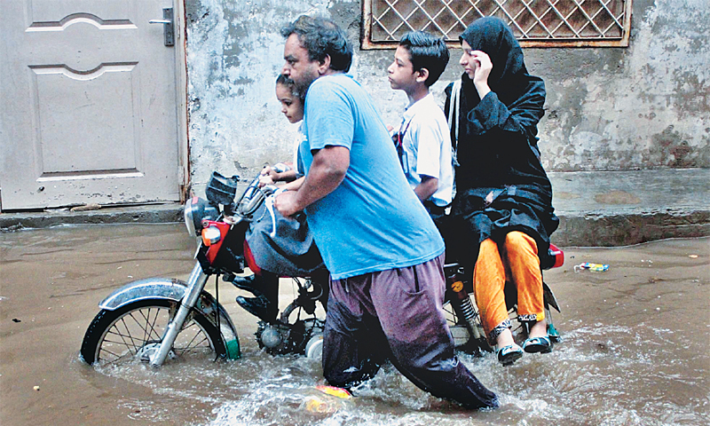 Rain brings city to a standstill - Newspaper - DAWN.COM