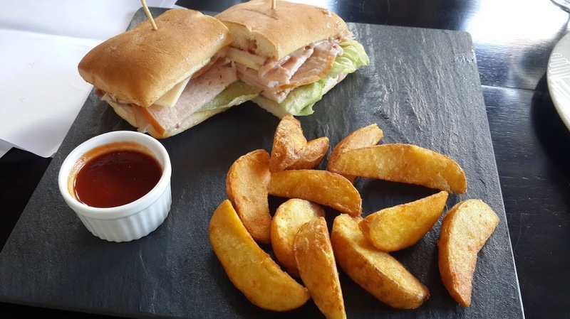 Cosmopolitan cafe: Modern decor, sinfully amazing dessert - Pakistan ...