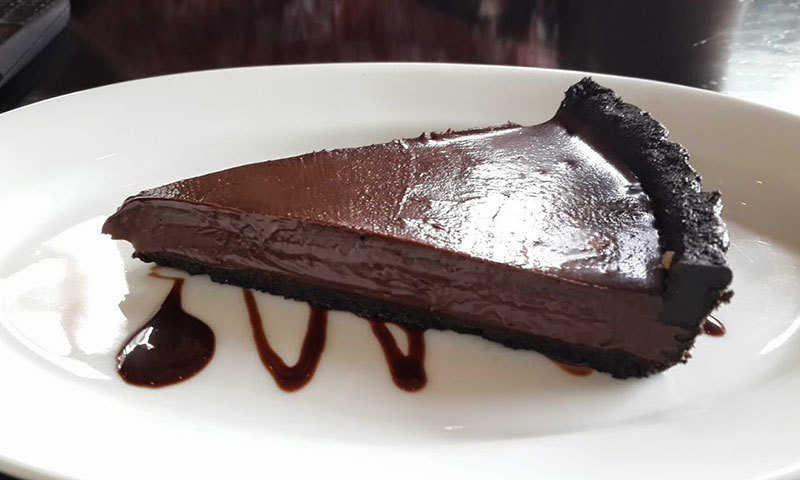 Cosmopolitan cafe: Modern decor, sinfully amazing dessert - Pakistan ...