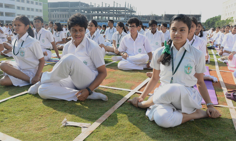 Indian school children perform yoga for world peace - World - DAWN.COM
