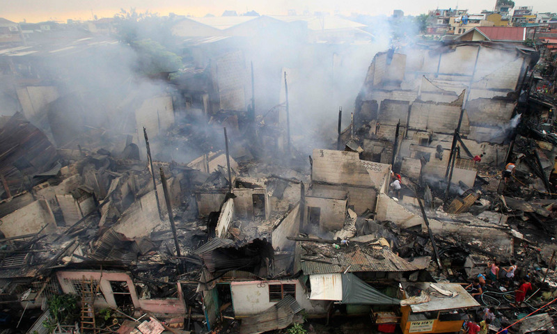 Huge fire razes residential area in Manila - World - DAWN.COM