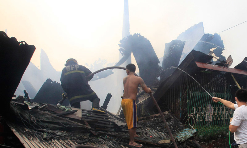 Huge fire razes residential area in Manila - World - DAWN.COM