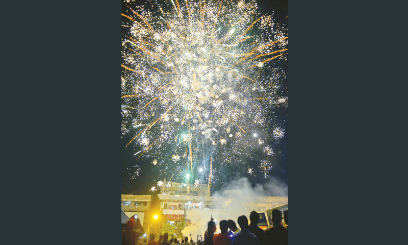 Spectacular fireworks display marks Diwali - Pakistan - DAWN.COM