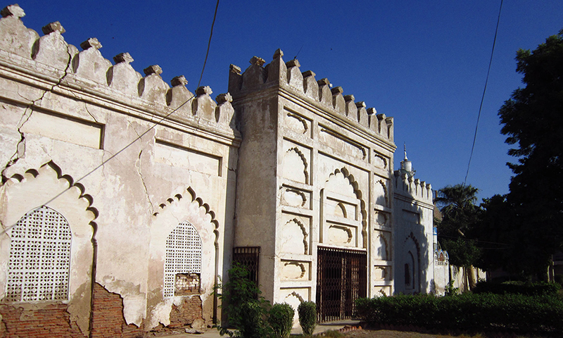 Crumbling majesty: The fascinating Pakka Qila - DAWN.COM