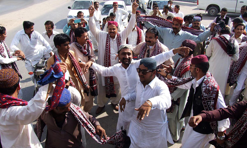 Sindh brings out its colours on 'Ajrak-Topi' day - Pakistan - DAWN.COM