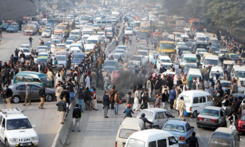 Traffic gridlocks as roads closed by protesters - Newspaper - DAWN.COM