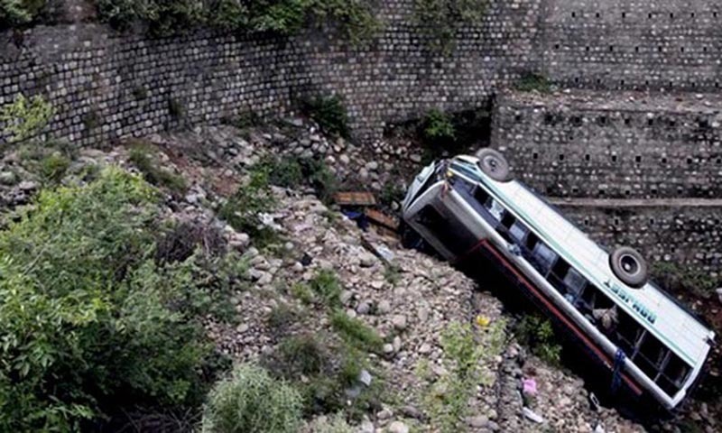 Bus falls into gorge, killing 11 in southeast India - World - DAWN.COM