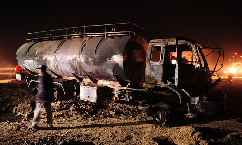 Fatal crash between bus, oil tanker leaves 62 dead near Karachi ...