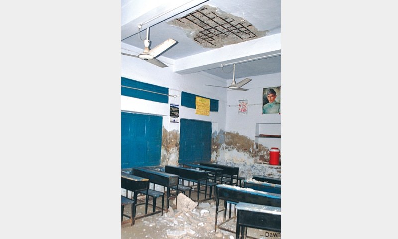 Students injured as plaster of classroom roof falls - Newspaper - DAWN.COM