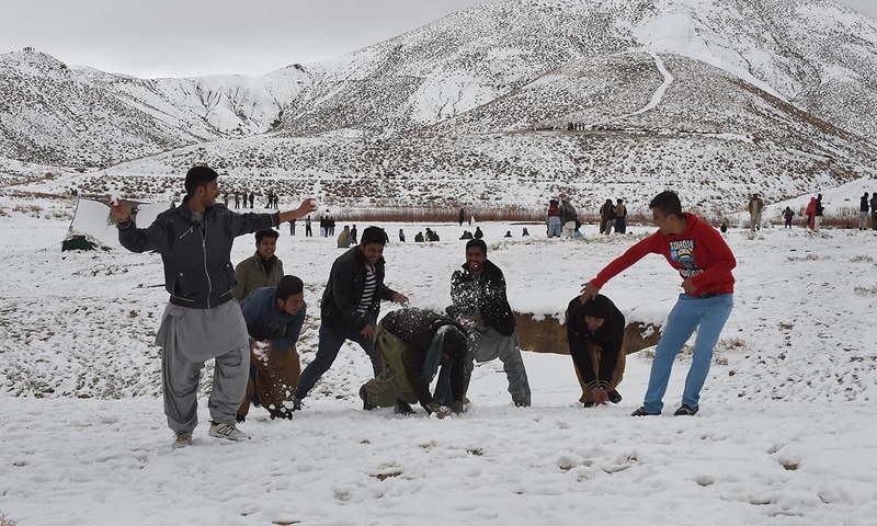 Quetta welcomes first snowfall of the season - Multimedia - DAWN.COM