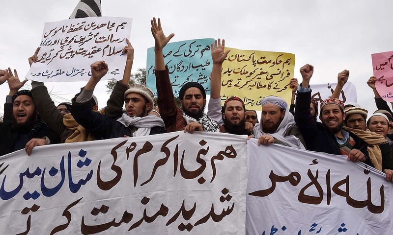 Thousands rally in anti-Charlie Hebdo protests in Pakistan - DAWN.COM
