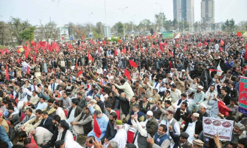 Thousands of workers march against privatisation - Newspaper - DAWN.COM