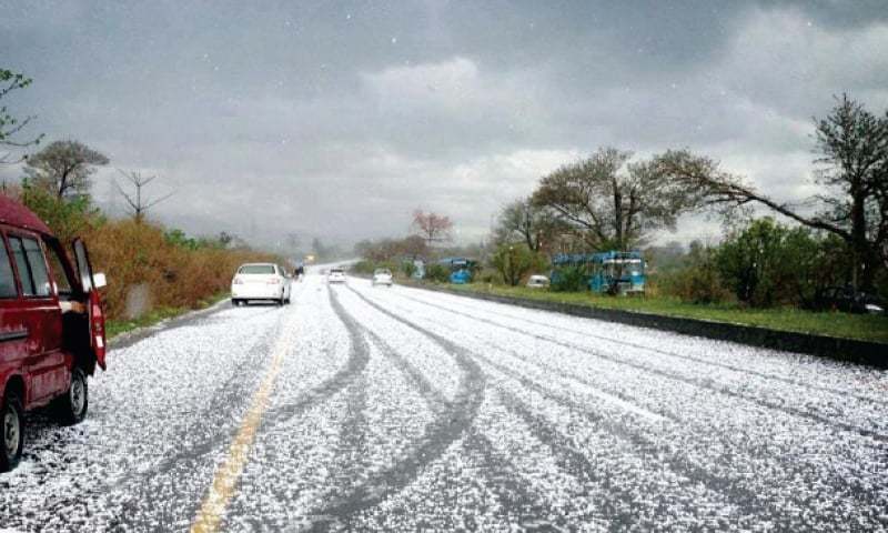 Hail, rain pelt down on the twin cities - Newspaper - DAWN.COM
