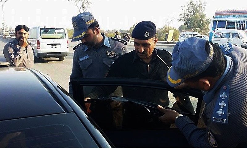 Traffic wardens in a dead-end job - Pakistan - DAWN.COM