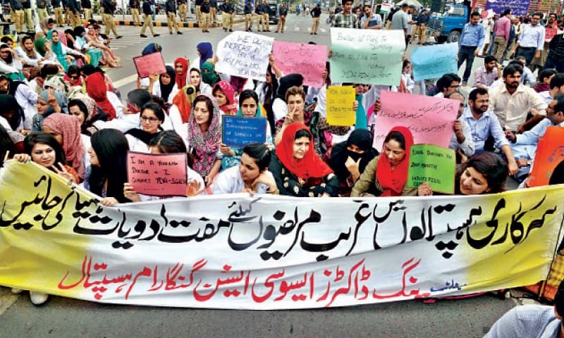 Young doctors take to streets - Pakistan - DAWN.COM