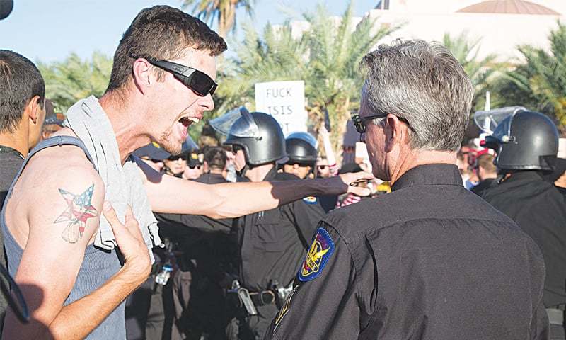 Face-off outside Arizona mosque ends peacefully - Newspaper - DAWN.COM