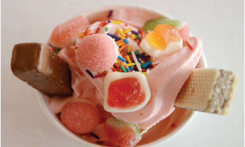 Queuing for a cup of fro-yo - Newspaper - DAWN.COM