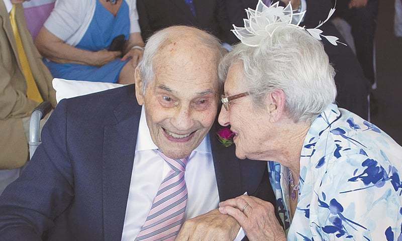 British couple becomes world’s oldest newlyweds - Newspaper - DAWN.COM