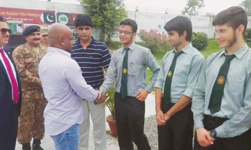 Jayasuriya pays homage to victims of APS attack - Newspaper - DAWN.COM