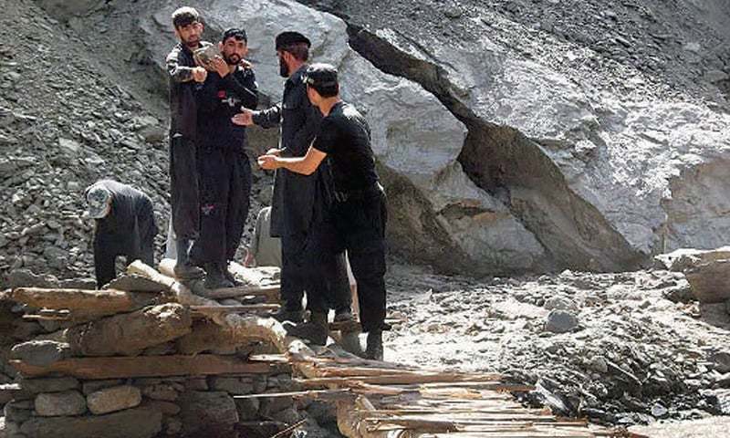 Chitral police help flood victims - Newspaper - DAWN.COM