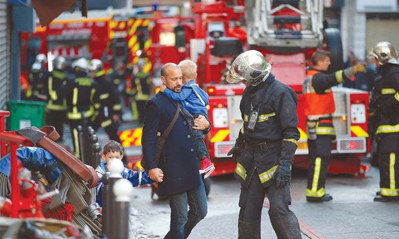 Building fire claims eight lives in Paris - World - DAWN.COM