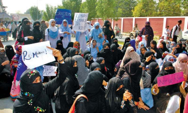 ‘Flawed marking’: Failed girl students hold protest - Pakistan - DAWN.COM