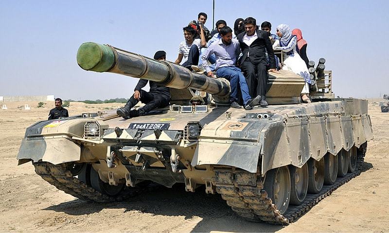 Students see demo of army’s antiterrorism skills in Karachi - Pakistan ...