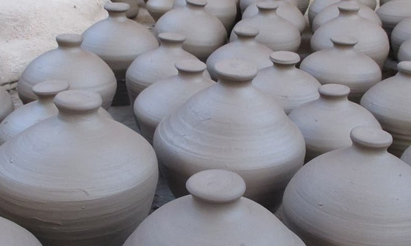 Badin's Kumbhar tribe: Keeping the art of pottery alive - Pakistan ...
