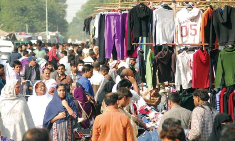 Buyers throng secondhand clothes stalls - Newspaper - DAWN.COM