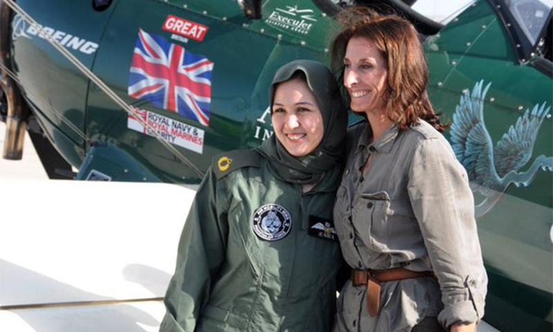Renowned aviator Tracey Taylor lands in Pakistan - Pakistan - DAWN.COM