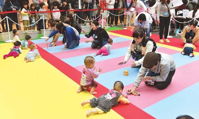 Babies crawl, and bawl, to finish line in Japan race - World - DAWN.COM