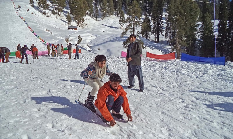 Snowfall beckons tourists to beautiful Swat - Pakistan - DAWN.COM