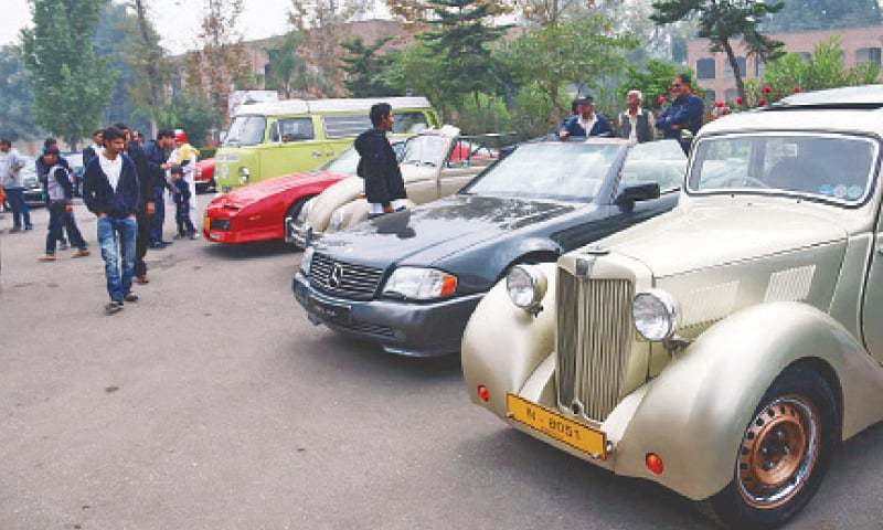 Enthusiasts flock to vintage car show - Pakistan - DAWN.COM