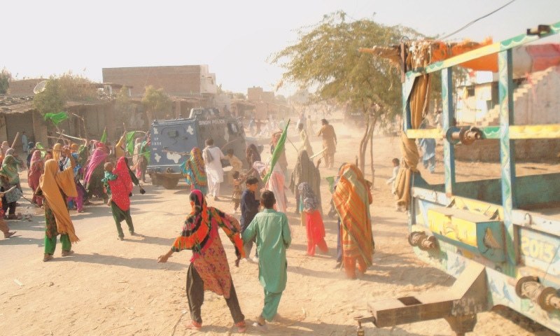 Women protesters, police clash in Sanghar - Newspaper - DAWN.COM