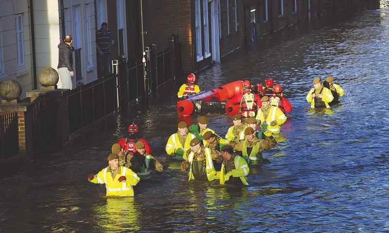 More troops deployed after ‘unprecedented’ floods in UK - World - DAWN.COM