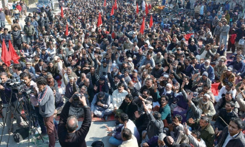 Power workers protest against sell-off plan - Newspaper - DAWN.COM