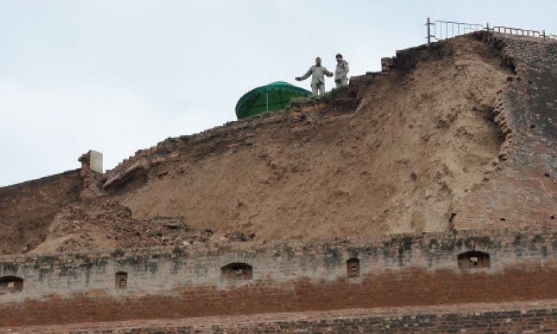 KP govt to approach army chief to get possession of Balahisar Fort ...