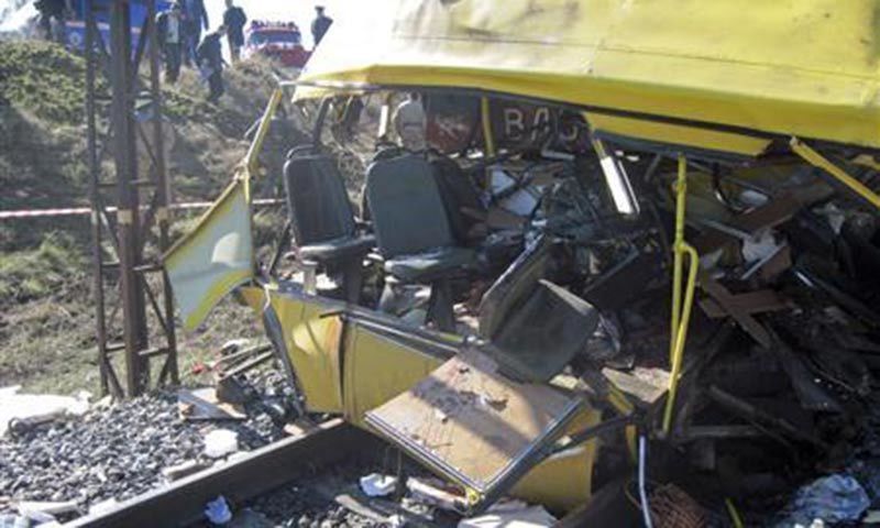 India bus crash kills at least 37 - World - DAWN.COM