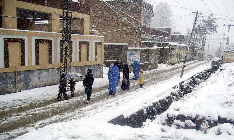 Margalla Hills turn snowy after a decade - Pakistan - DAWN.COM